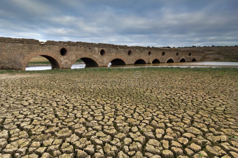 Puente Romano En Una Presa Seca Foto de archivo - Imagen de después ...