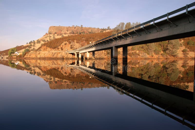 Puente Rural De La Carretera Foto de archivo - Imagen de paisaje, azul ...