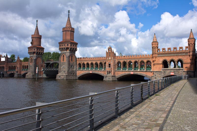 Puente Superior Del árbol De Berlín Imagen de archivo - Imagen de ...