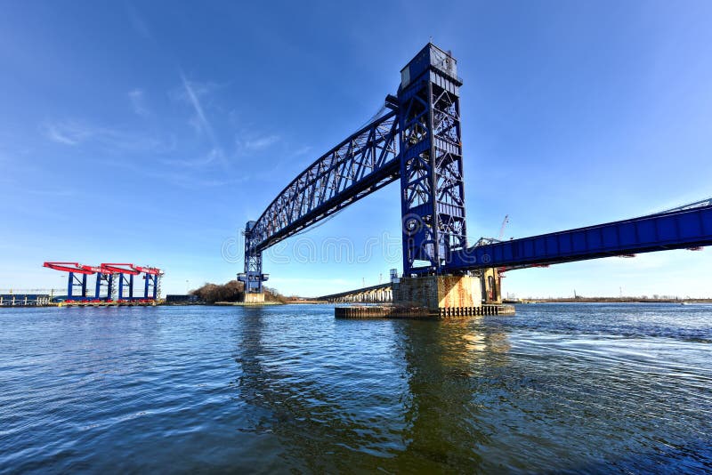 Puente Y Arthur Kill Vertical Lift Bridge De Goethals Foto de archivo ...