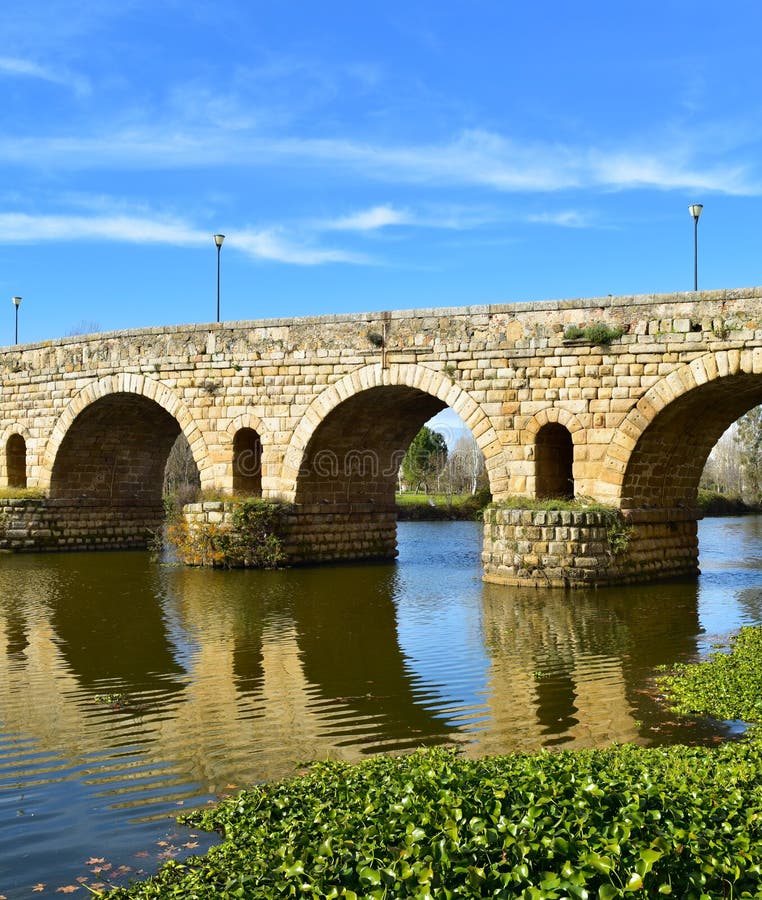 Puente Romano, De Romeinse Brug in Merida, Extremadura, Spanje Stock ...
