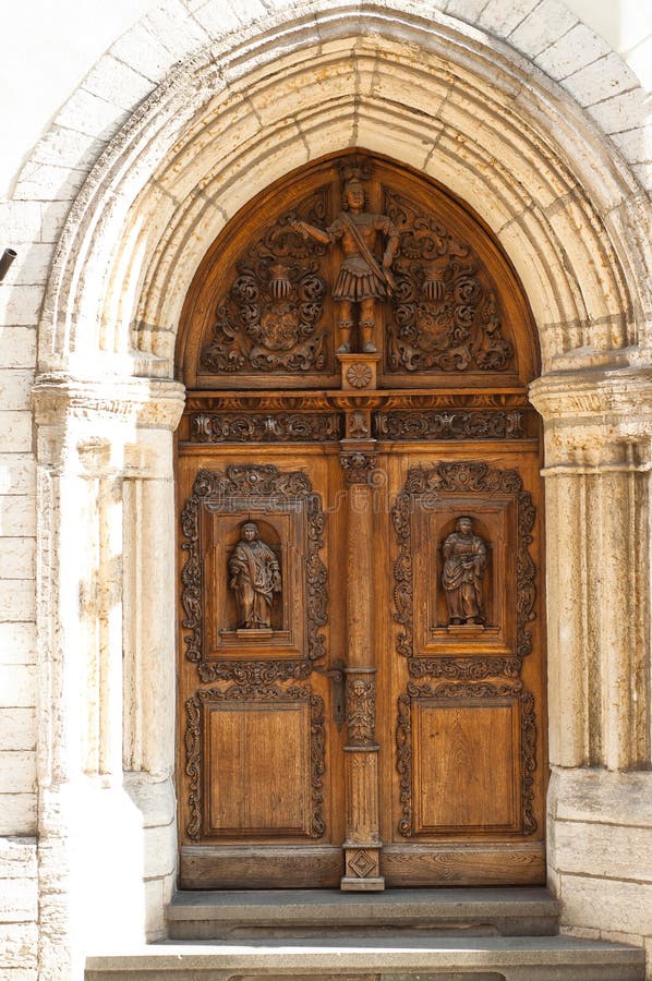 Puerta Abierta Con Un Aldaba Tallado De Estilo Antiguo Foto de archivo ...
