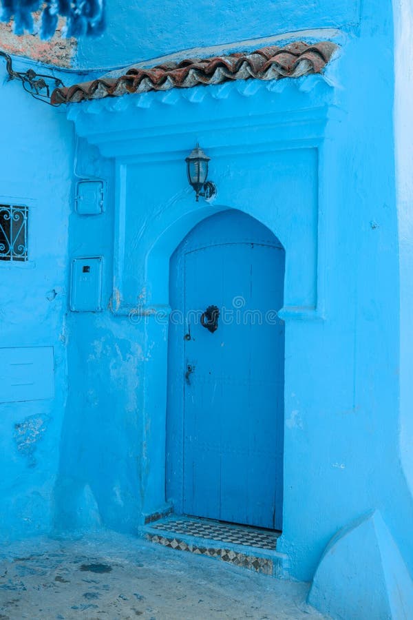 Puerta Azul De Madera De Un Edificio Encalado En Chefchaouen Morocco ...
