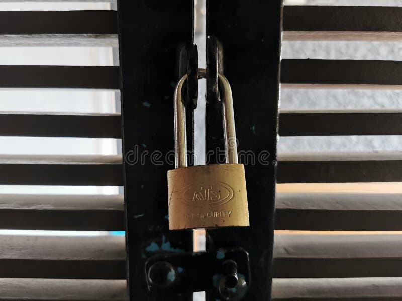 Puerta Cerrada Con Candado Cerrado Foto de archivo editorial - Imagen ...