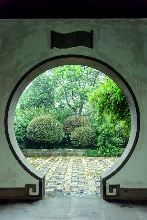 Puerta Circular a La Casa China Tradicional En La Colina Tigre Huqiu ...
