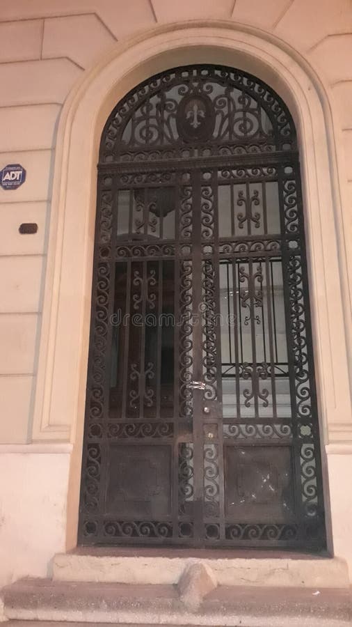 Puerta De Acero Forjada En El Edificio Foto de archivo - Imagen de ...