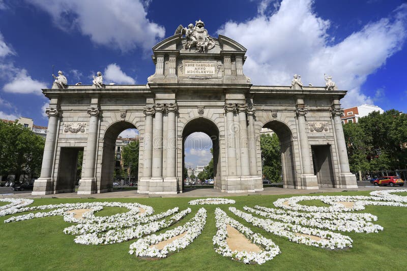 Porte D'Alcala Dans La Ville De Madrid Image stock - Image du milieux ...