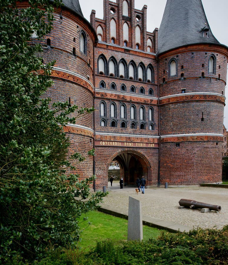 Puerta De Holstentor En Lubeck, Alemania Imagen de archivo - Imagen de ...