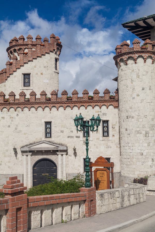 LOJA, ECUADOR - 15 DE JUNIO DE 2015: Torre De Reloj En El Cuadrado De ...