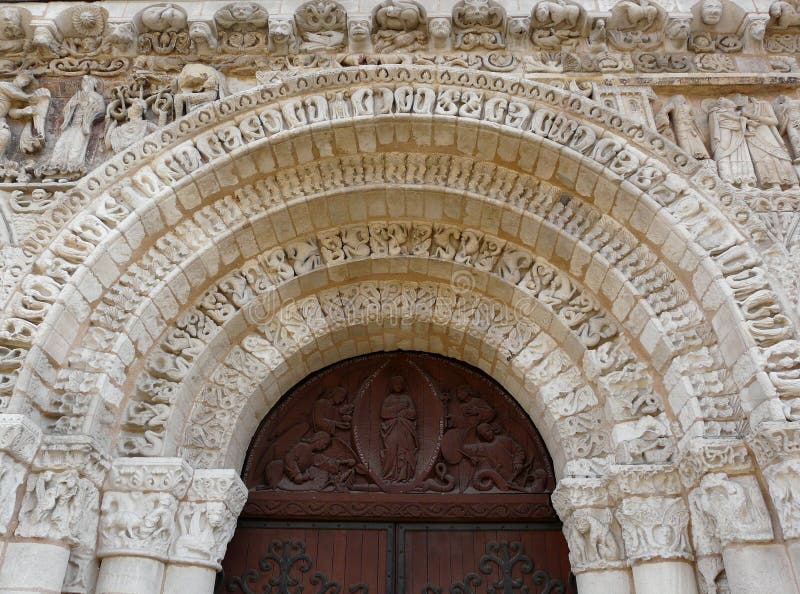Puerta De La Iglesia Y Dintel Tallado Imagen de archivo - Imagen de ...