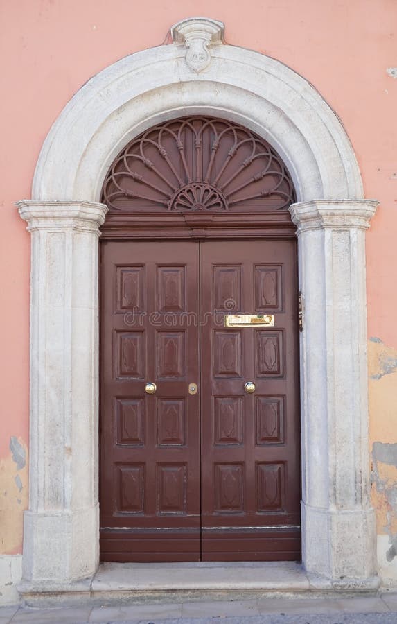 Puerta principal. foto de archivo. Imagen de hospitalidad - 13552536