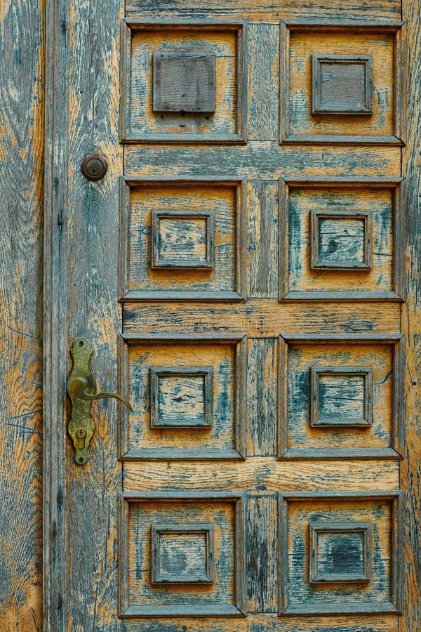 Puerta De Madera Del Vintage Y Pared Blanca Vieja Como Fondo Imagen De