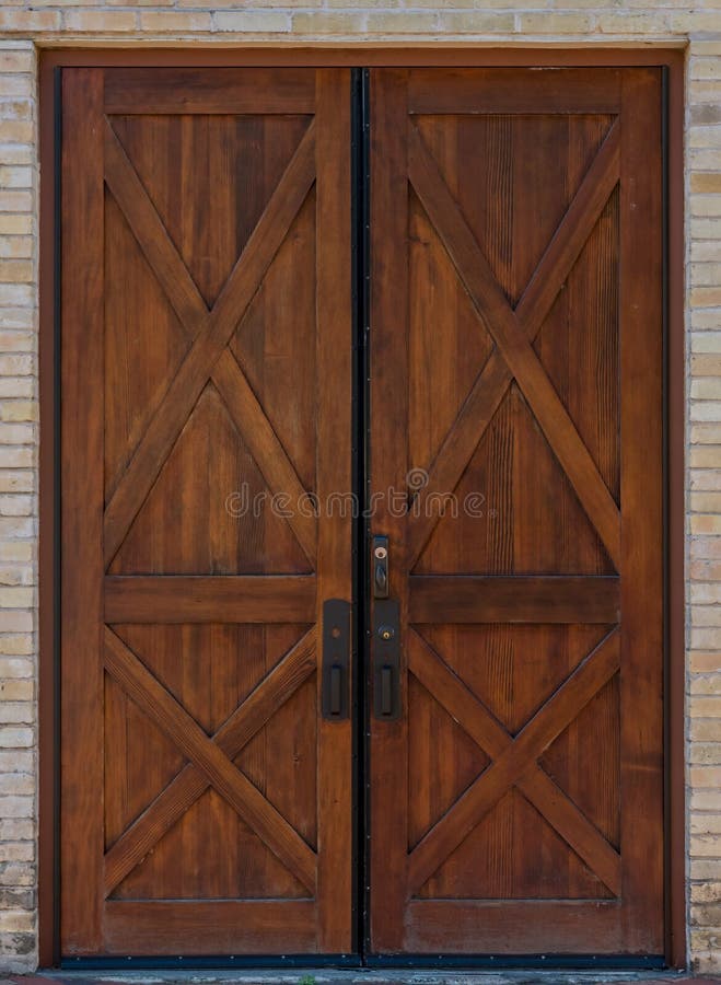 Puertas Dobles De Madera Aisladas En Blanco Imagen Frontal De Una