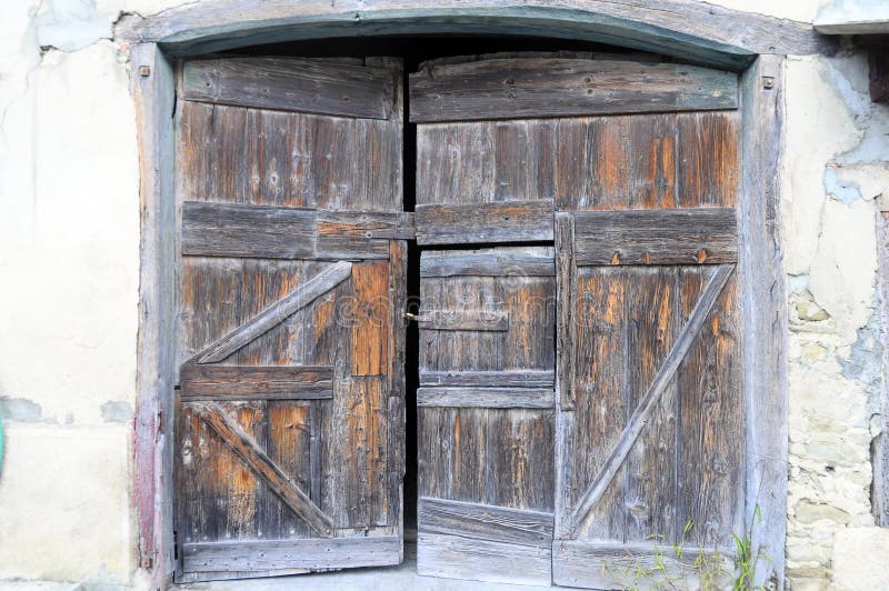Puerta De Madera De Una Granja En Francia Foto de archivo - Imagen de ...