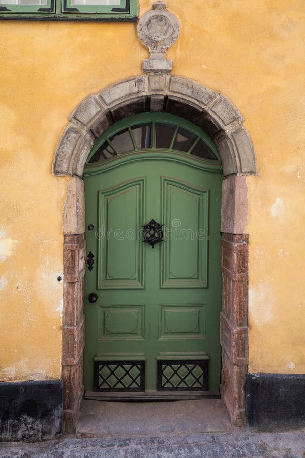 Puerta De Madera Verde En Pared Amarilla Antigua Foto De Archivo