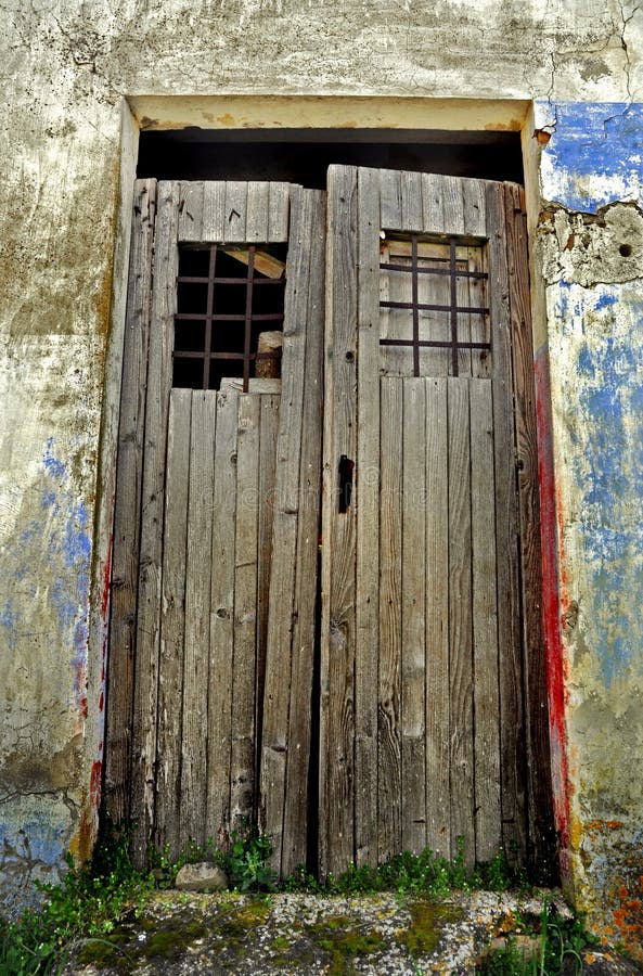 Puerta rota vieja foto de archivo. Imagen de abandonado - 29723318