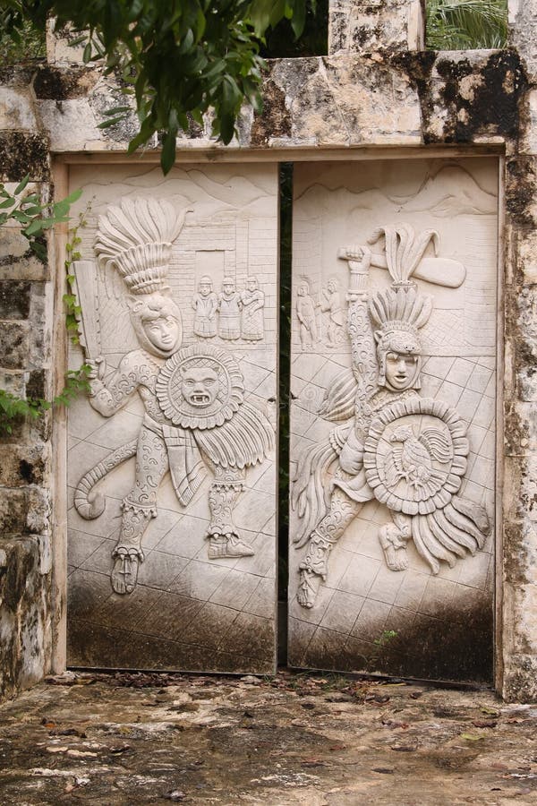 Puerta de piedra maya imagen de archivo. Imagen de piedra - 35724137