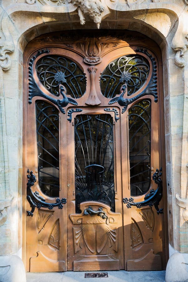 Puerta De Un Edificio De Art Nouveau En París Imagen de archivo ...