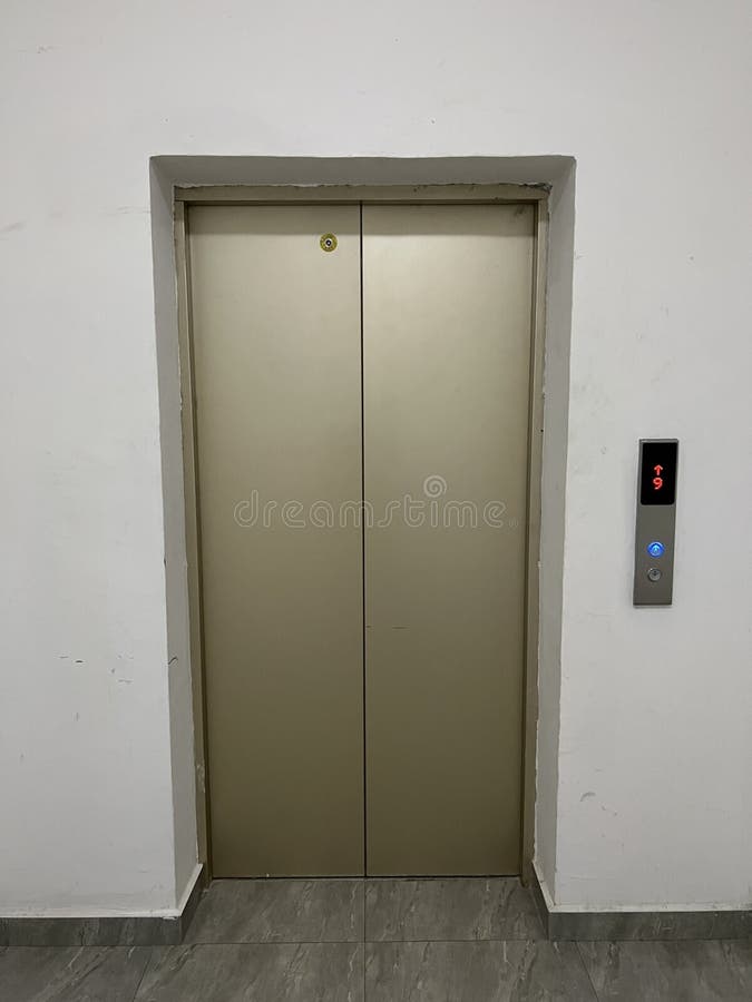 Puerta Del Ascensor De Acero Inoxidable Foto de archivo - Imagen de ...