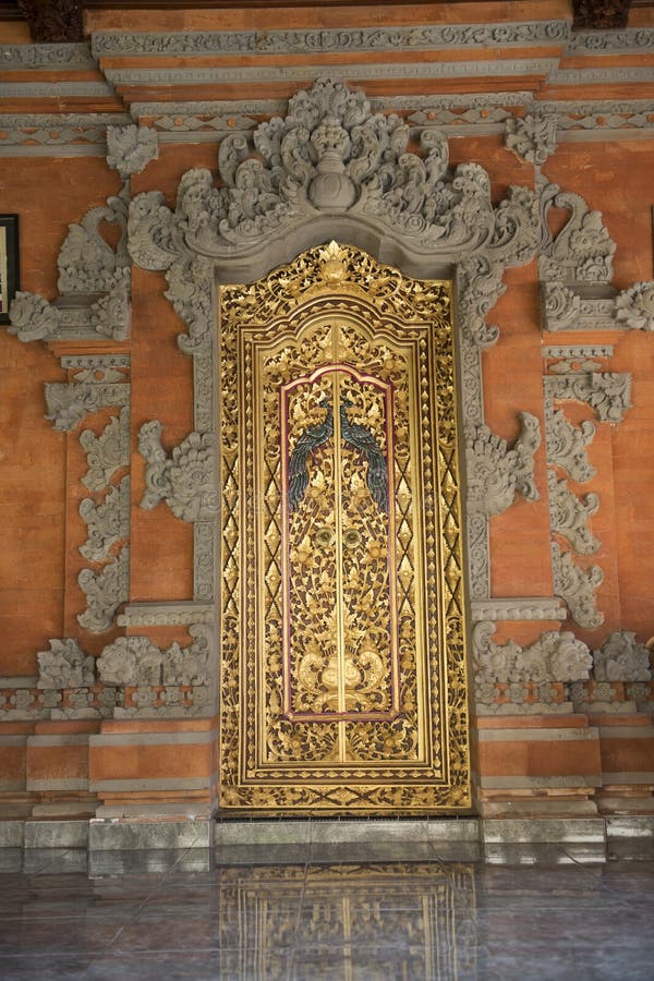 Puerta Del Oro Del Balinese, Ubud, Bali Foto de archivo - Imagen de ...