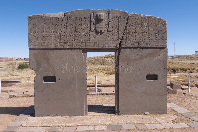 Puerta Del Sol En Tiwanaku (Tiahuanaco) En Bolivia Imagen de archivo ...