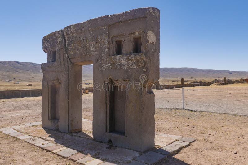 Puerta Del Sol En Tiwanaku (Tiahuanaco) En Bolivia Imagen de archivo ...