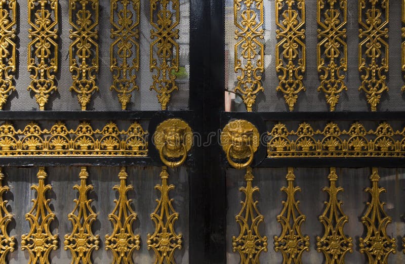 Puerta real foto de archivo. Imagen de hierro, real, perilla - 37775378