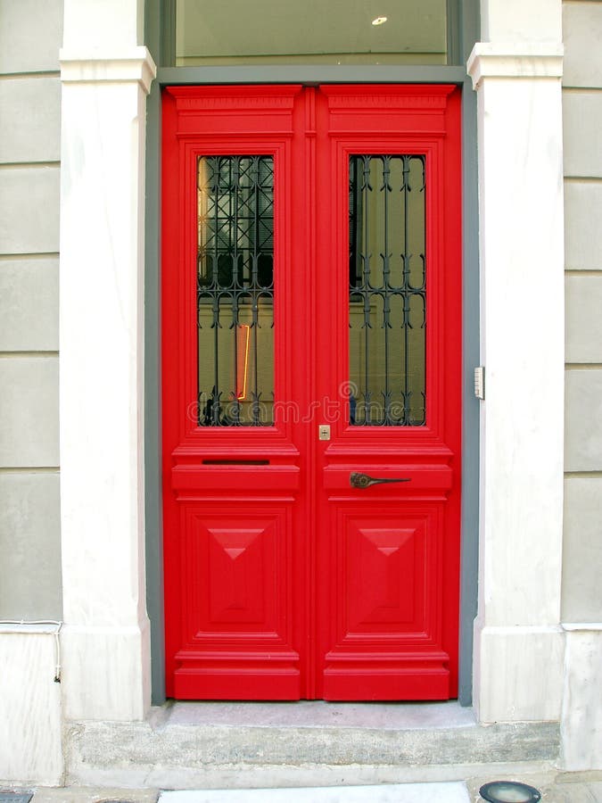 Casa De Piedra Y Puerta Principal Roja Imagen de archivo - Imagen de ...