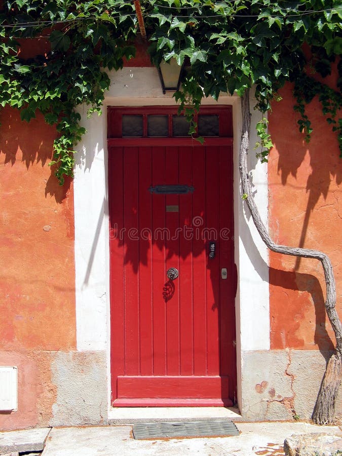 13,948 Puerta Roja Cerrada Fotos de stock - Fotos libres de regalías de ...