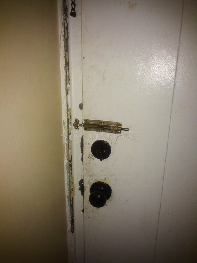 Puerta Rota Pateada Con Llave Imagen de archivo - Imagen de hierro ...