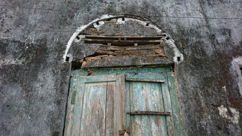 Puerta Rota Y Pared De Ladrillo Antiguo Foto de archivo - Imagen de ...
