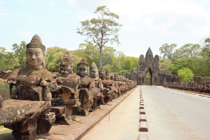 Puerta Sur De Angkor Thom at Angkor Wat. Estatuas De Piedra De Devas ... Puerta Sur De Angkor Thom at Angkor Wat. Estatuas De Piedra De Devas ...