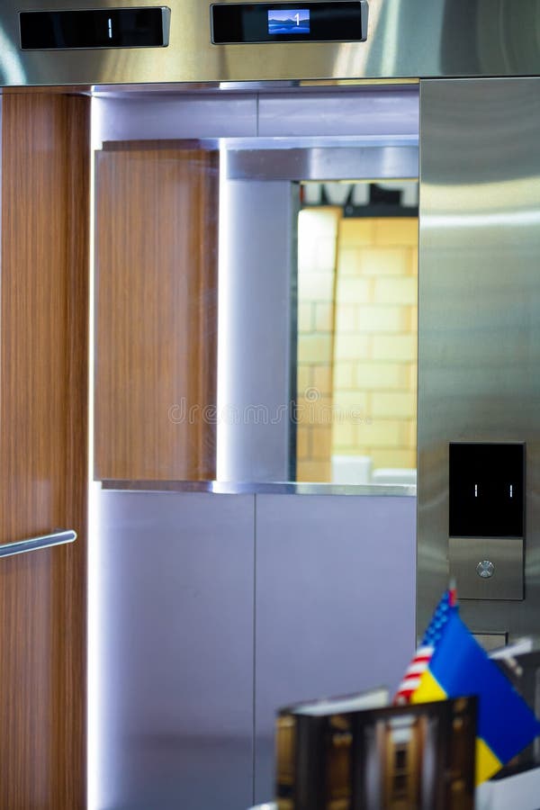 Puertas De Ascensor Abiertas. Ascensor Moderno Con Espejo En El ...