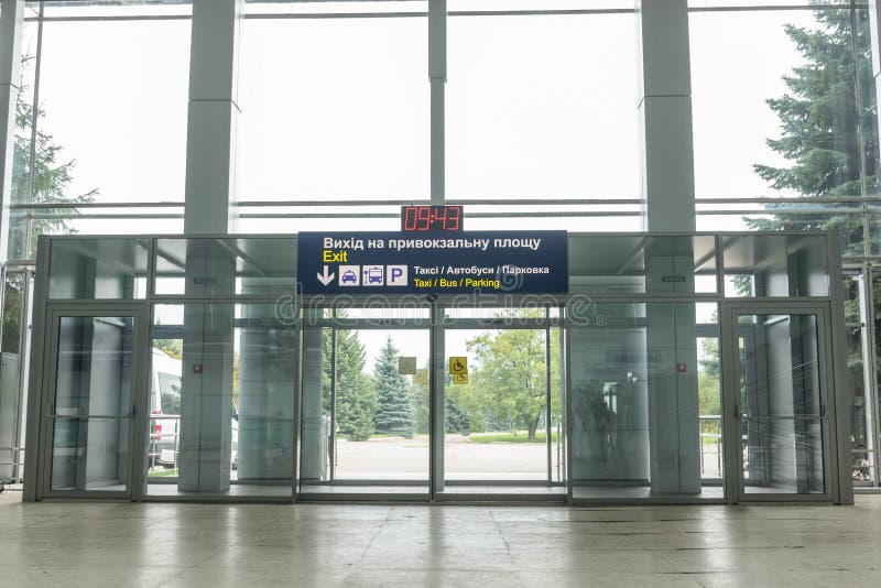 Puertas De La Entrada Para Los Pasajeros Imagen editorial - Imagen de ...