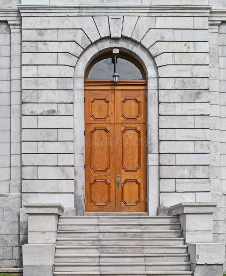 Puertas Dobles De Madera Viejas Aisladas En El Fondo Blanco Foto De