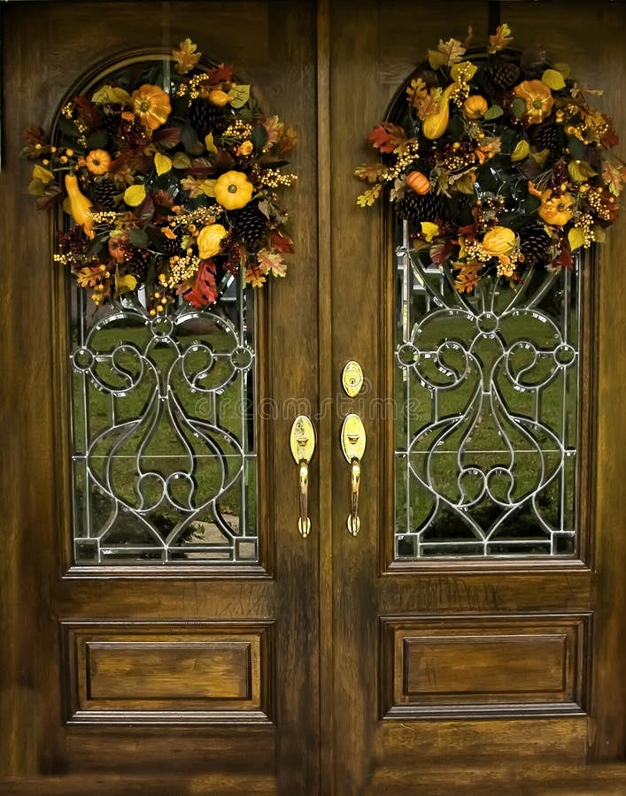 Puertas Delanteras Arqueadas Y Biseladas Con Coronas De Otoño Imagen de ...
