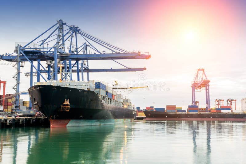 Puerto Comercial Mientras Que Carga El Trabajo Imagen de archivo ...