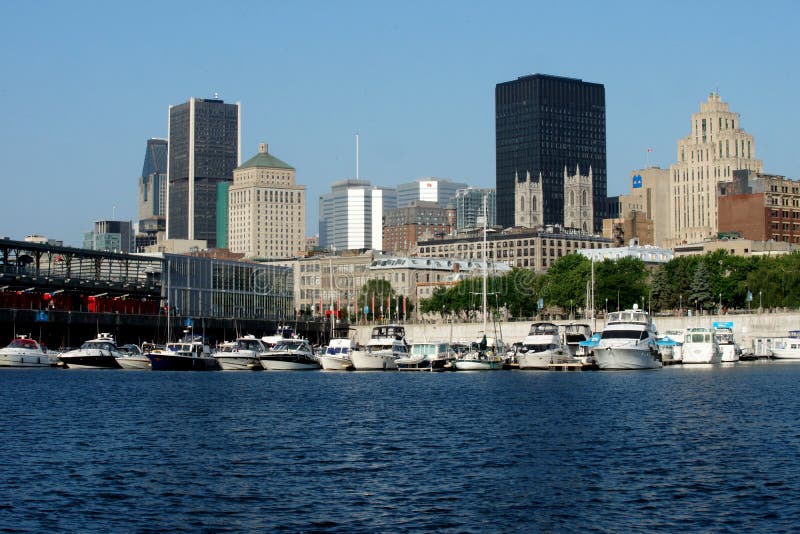 Vistas a Los Edificios De Montreal En El Puerto Viejo Imagen de archivo ...