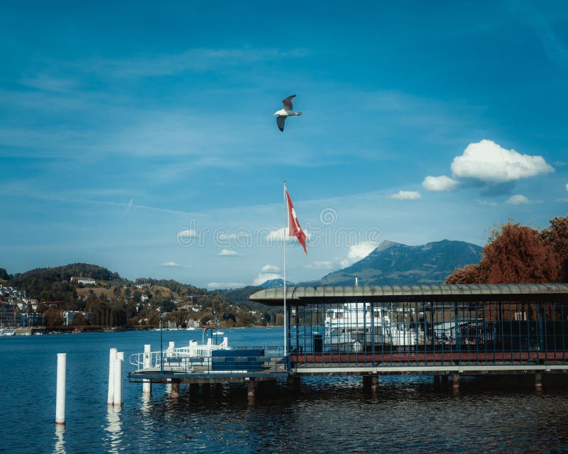 Puerto De Un Lago Con Bandera De Suiza Foto de archivo - Imagen de ...