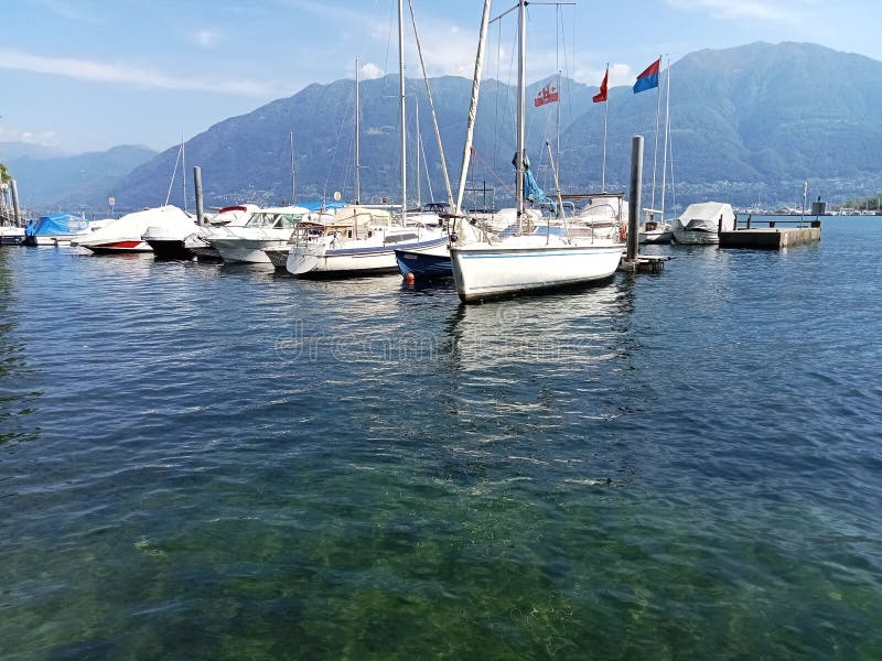 Puerto Lacustre Maggiore Locarno Con Veleros Imagen de archivo ...