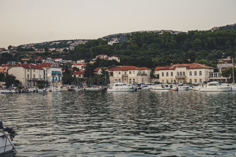 Puerto Lleno De Botes En La Isla De Rab Croacia Fotografía editorial ...