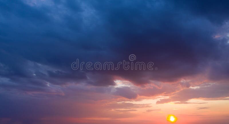 Puesta De Sol Con Cielo De Rayos Solares Con Nubes Imagen de archivo ...
