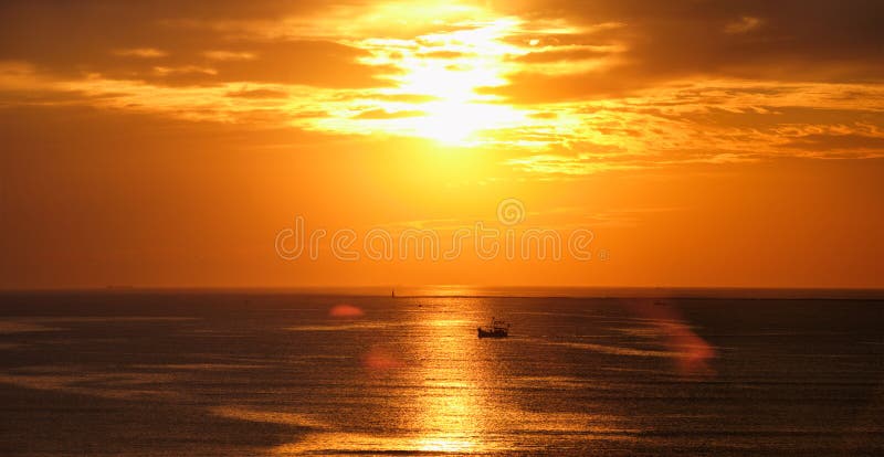 Puesta De Sol En El Mar Con Barcos Foto de archivo - Imagen de relaje ...