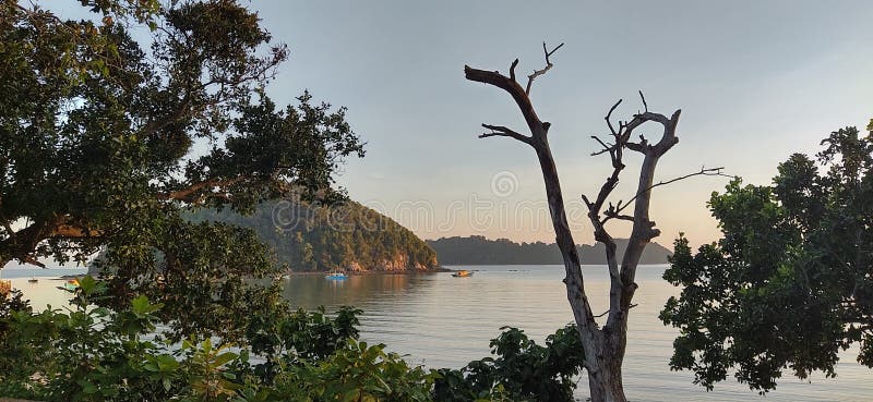 Puesta De Sol En La Isla De Lanun Foto de archivo - Imagen de sunlight ...
