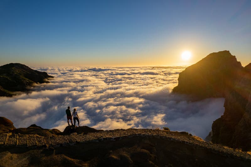 Puesta De Sol En Pico Do Arieiro De Madeira. Ver Desde Drone. Imagen de ... Puesta De Sol En Pico Do Arieiro De Madeira. Ver Desde Drone. Imagen de ...