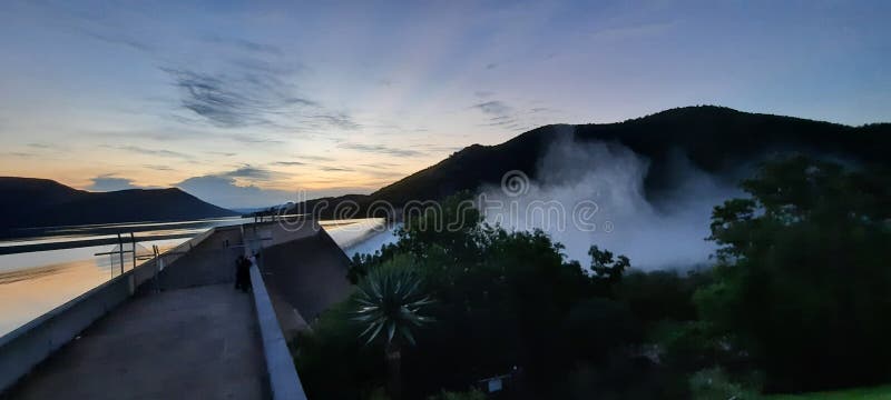 Puesta De Sol De La Represa De Loskop Imagen de archivo - Imagen de tarde, cielo: 259811869