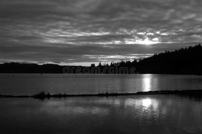 Puesta Del Sol Blanco Y Negro Foto de archivo - Imagen de blanco ...