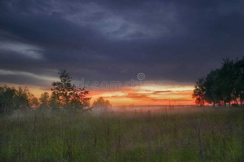Puesta Del Sol Brumosa En Rusia Imagen de archivo - Imagen de recorrido ...