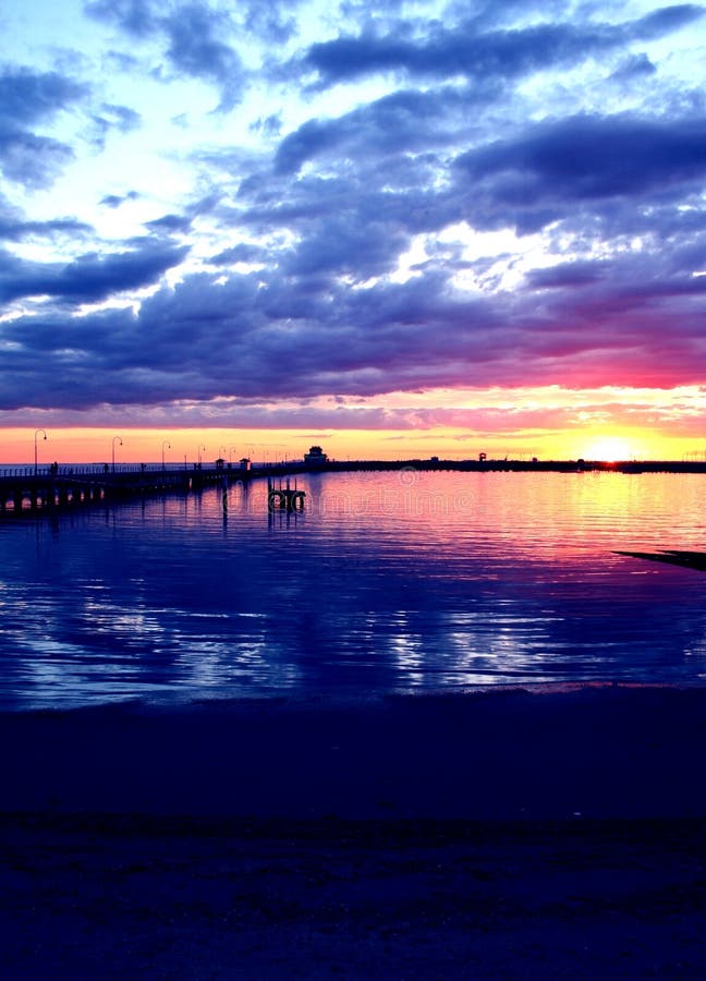 Puesta Del Sol Colorida, Australia Imagen de archivo - Imagen de ...