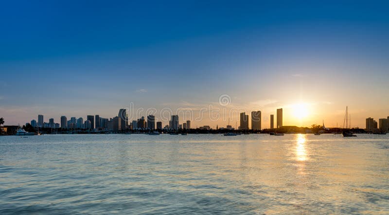 Puesta Del Sol De Downton Miami Imagen de archivo - Imagen de turista ...